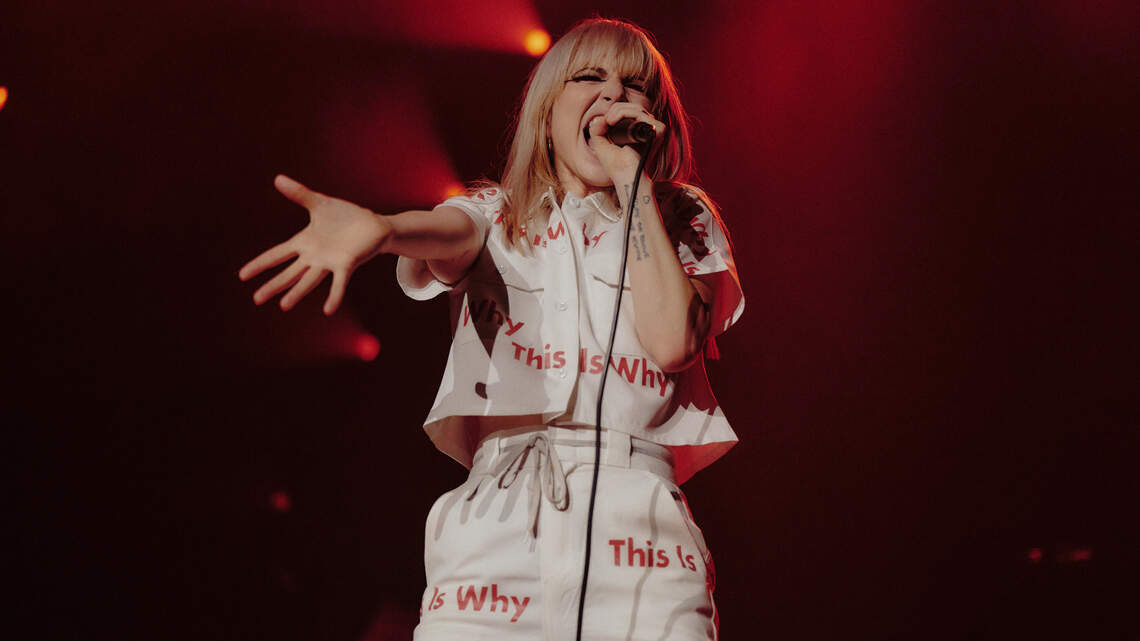 Paramore dedicates song to Greg Abbott at Fort Worth show | Fort Worth ...