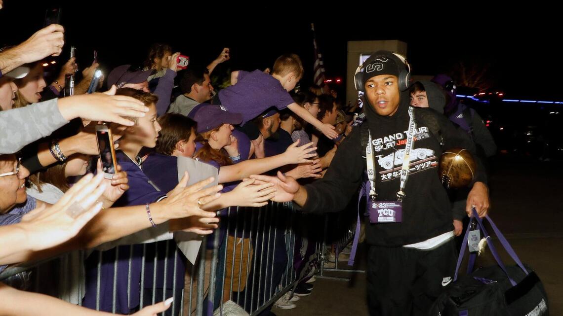 Fans welcome TCU players home after championship game loss | Fort Worth ...